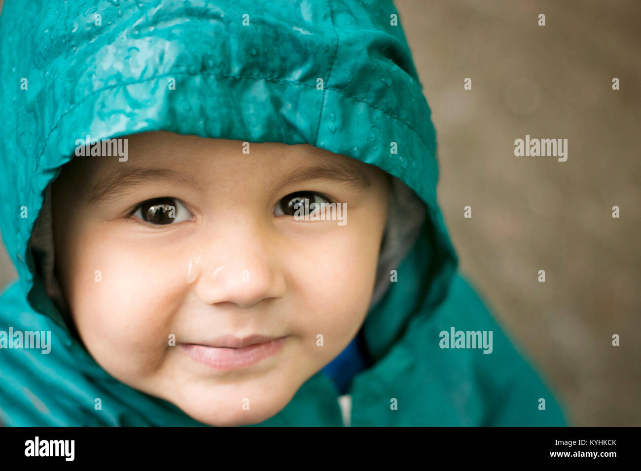 Portrait of boy in rain Stock Photo - Alamy