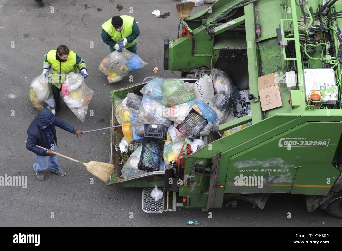 Garbage truck dumpster europe hi-res stock photography and images - Alamy