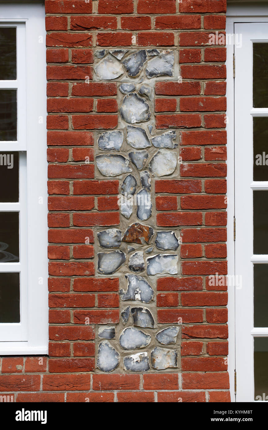 Flint and red brick brick wall in an interesting design Stock Photo - Alamy