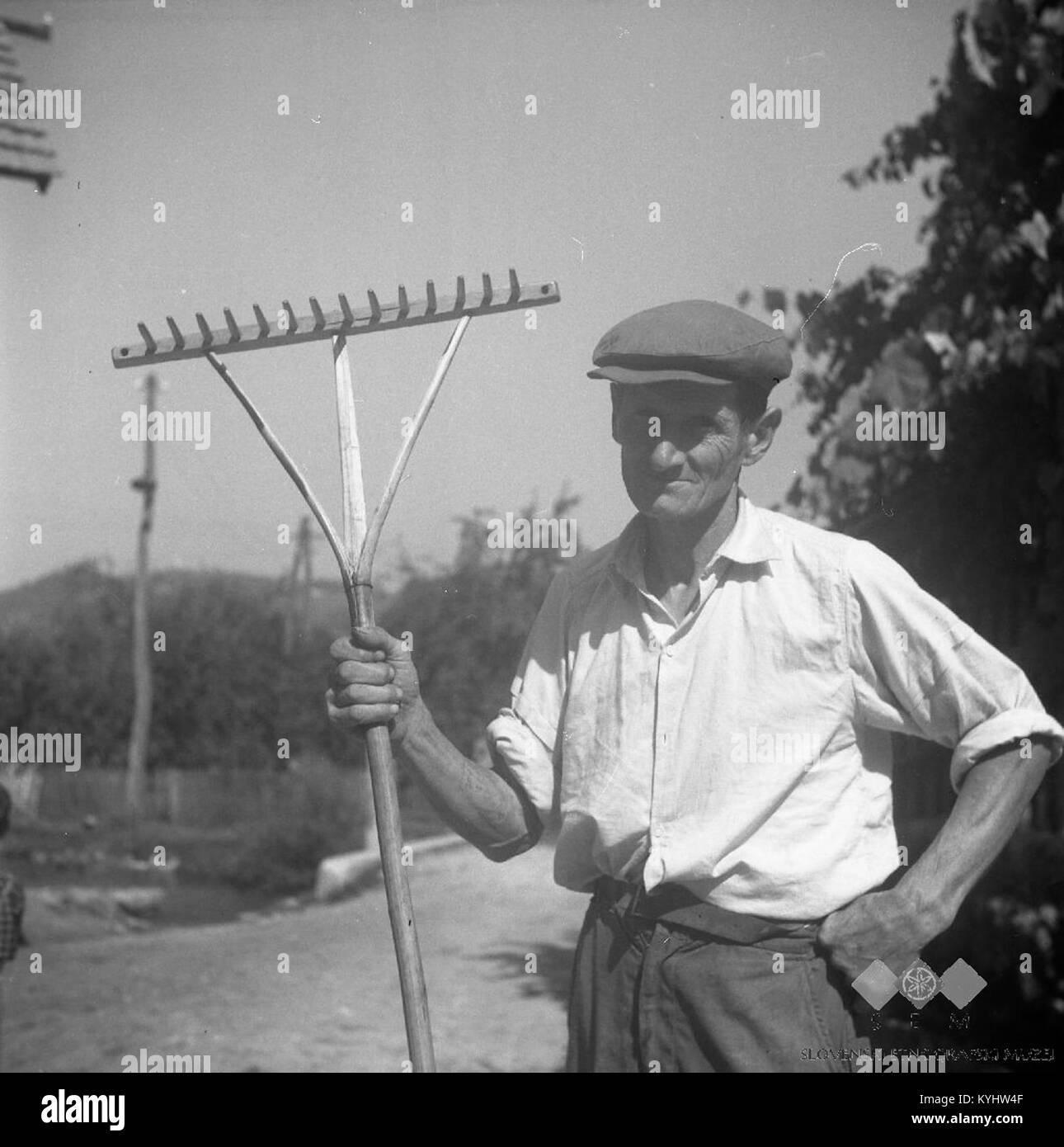 Sandi Prah z grabljami. Šentrupert 1961 Stock Photo - Alamy