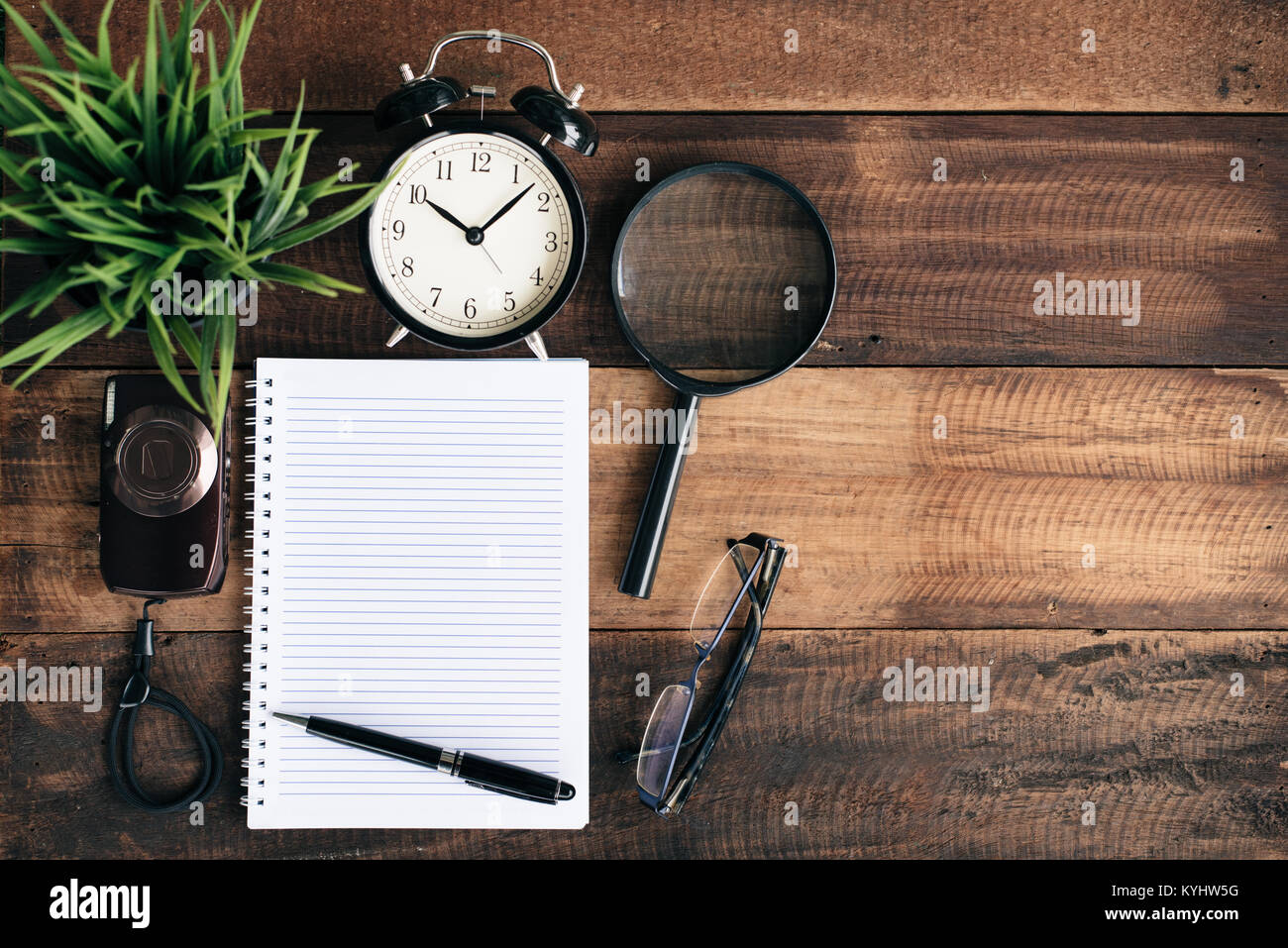 Clock magnifying glass hi-res stock photography and images - Alamy