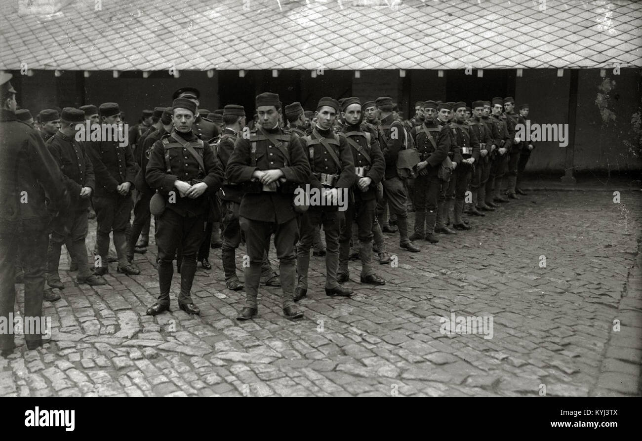 Soldier boarding train in train station hi-res stock photography and ...