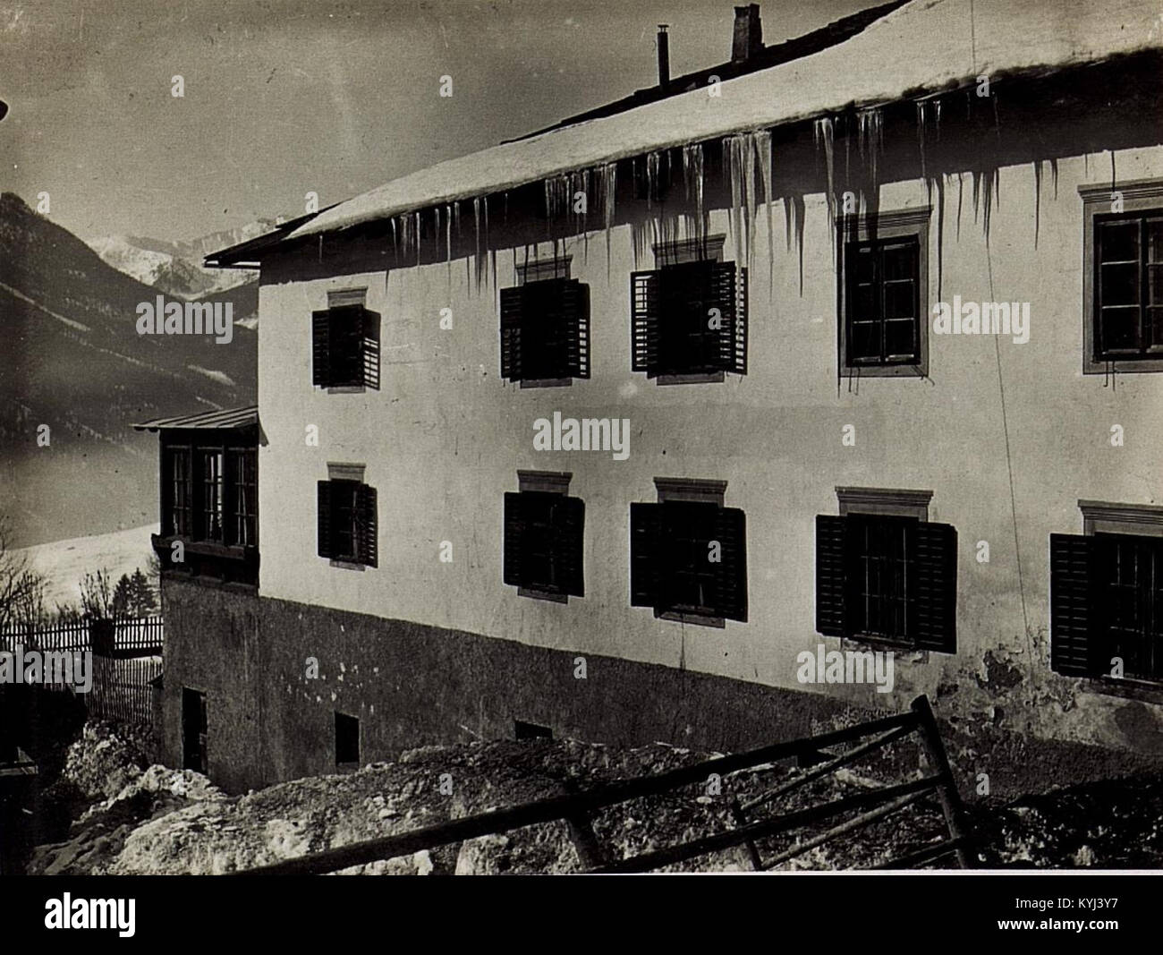 This photograph depicts the exterior of Soldatenheim in Vigo, a ...