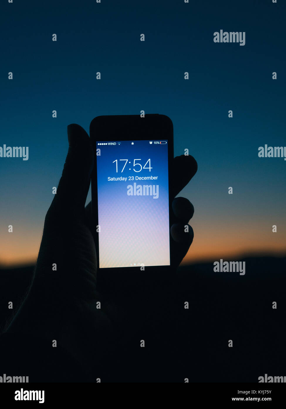 Iphone dark and hand hi-res stock photography and images - Alamy