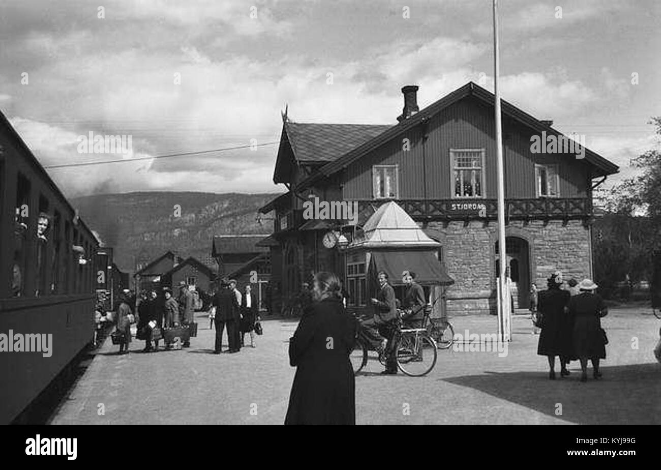 Railway station 1940s hi-res stock photography and images - Alamy