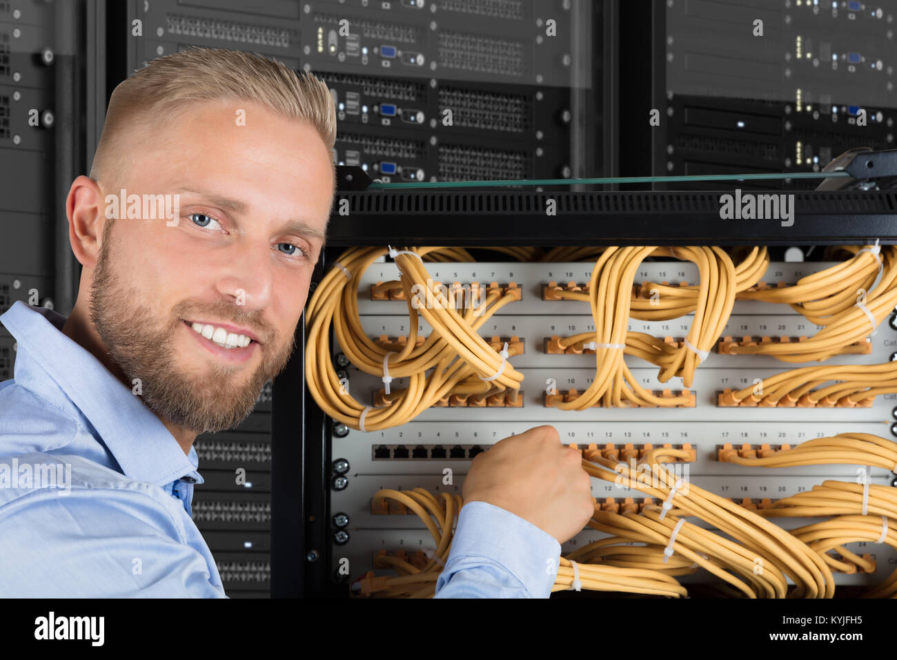 Service technician computer server hi-res stock photography and images ...