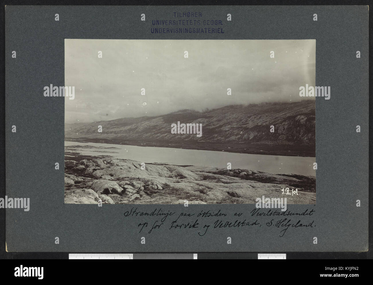 Strandlinje paa østsiden av Vevelstadsundet op for Forvik og Vevelstad ...