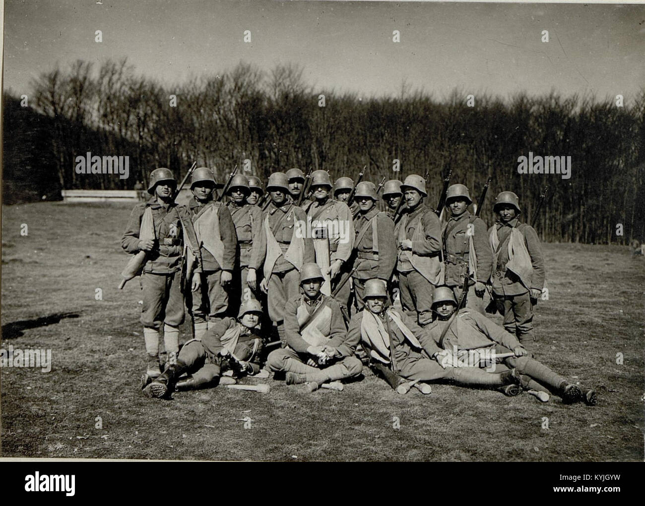 Military training maneuvers infantry hi-res stock photography and ...