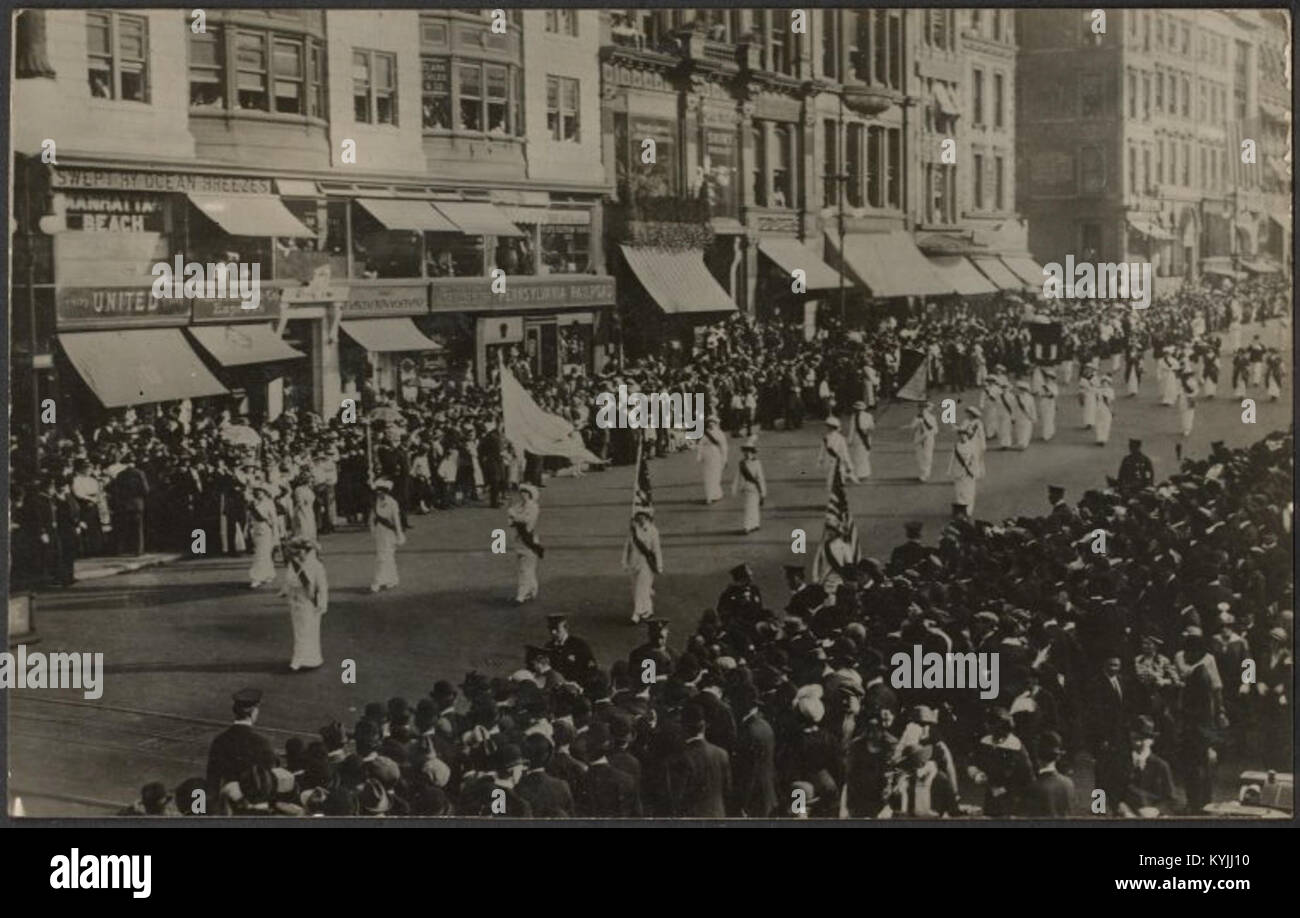 Suffrage parade in May 1913, Fifth Avenue, from reviewing stand Stock ...