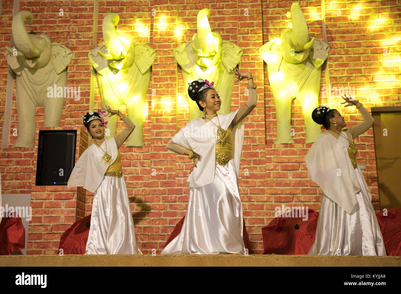 Traditional dance uae hi-res stock photography and images - Alamy
