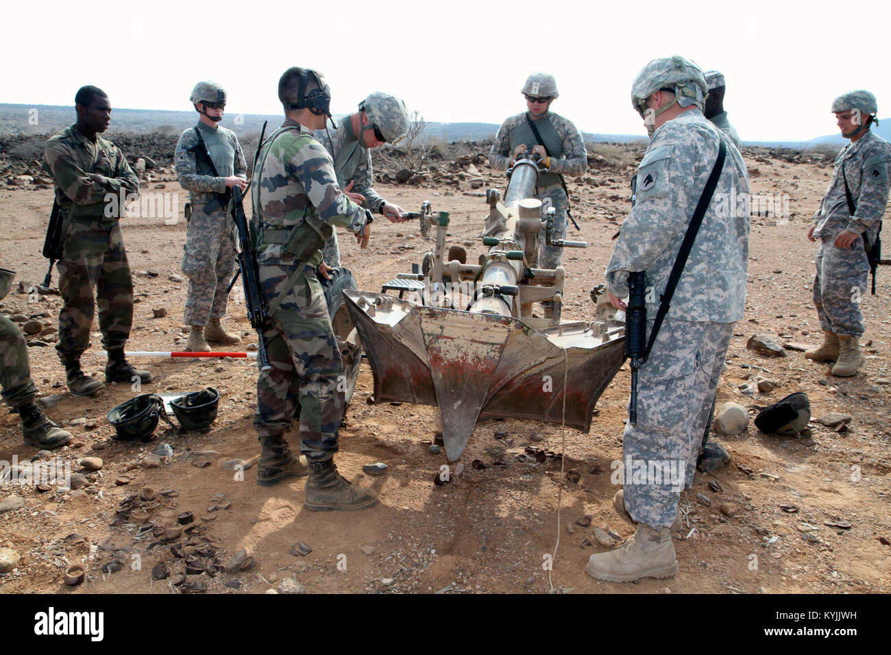 US military fighting in the desert with howitzer gun Stock Photo - Alamy