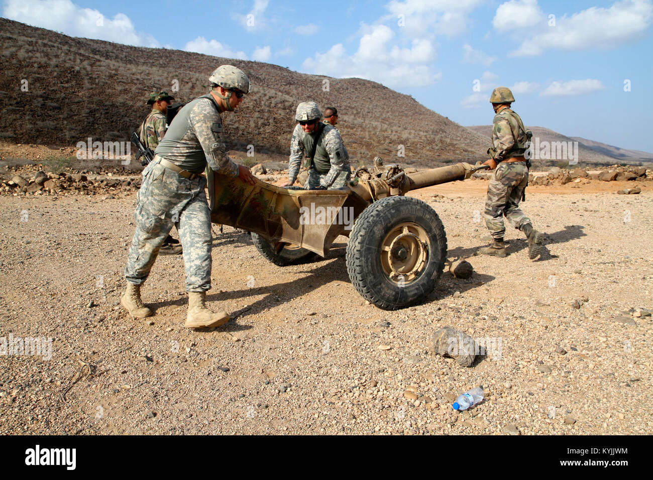 US military fighting in the desert with howitzer gun Stock Photo - Alamy