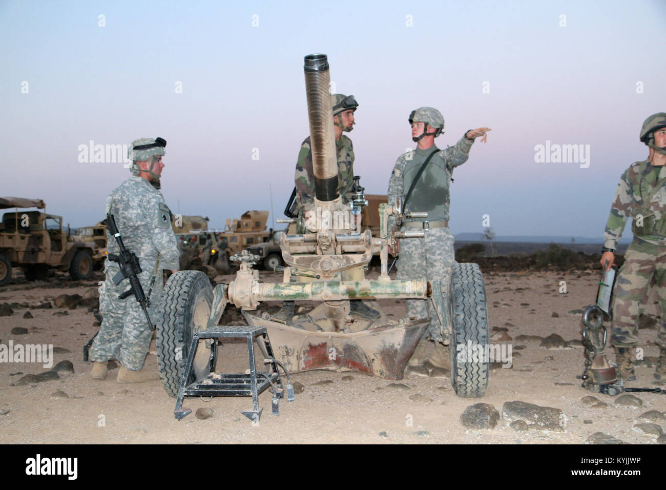 US military fighting in the desert with howitzer gun Stock Photo - Alamy