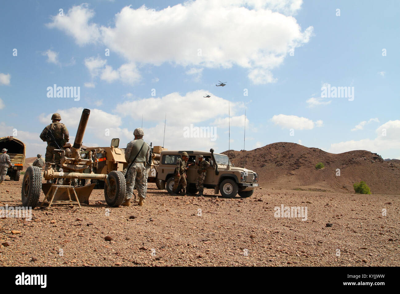 US military fighting in the desert with howitzer gun Stock Photo - Alamy