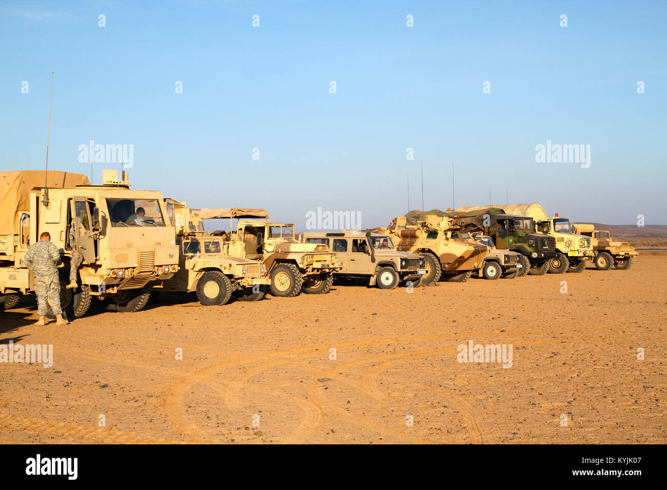 US military fighting in the desert Stock Photo - Alamy