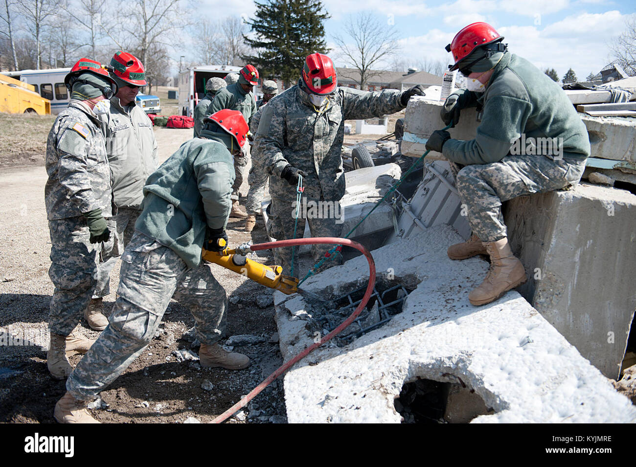 Members of the Kentucky CERFP breaching and breaking team learn how to ...