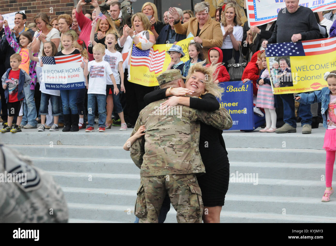 Soldiers of the 613th Engineer Facilities Detachment are welcomed back ...