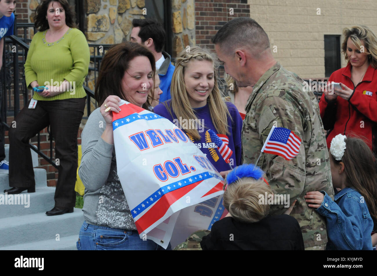Soldiers of the 613th Engineer Facilities Detachment are welcomed back ...