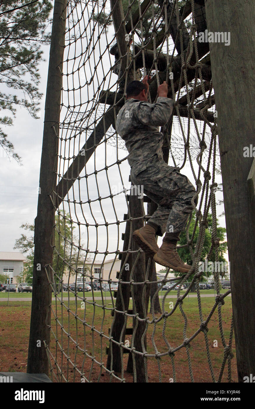 Kentucky Guardsmen compete in the 2014 National Guard Region III Best ...