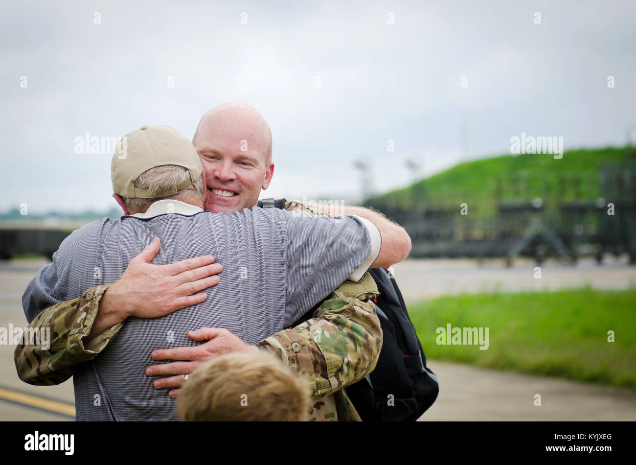 U s navy sailor embraces family hi-res stock photography and images - Alamy