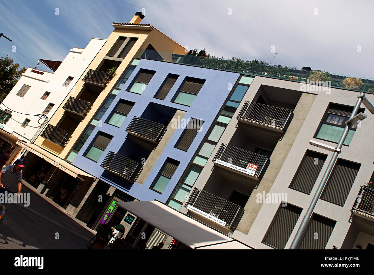 Streets of modern cities hi-res stock photography and images - Alamy