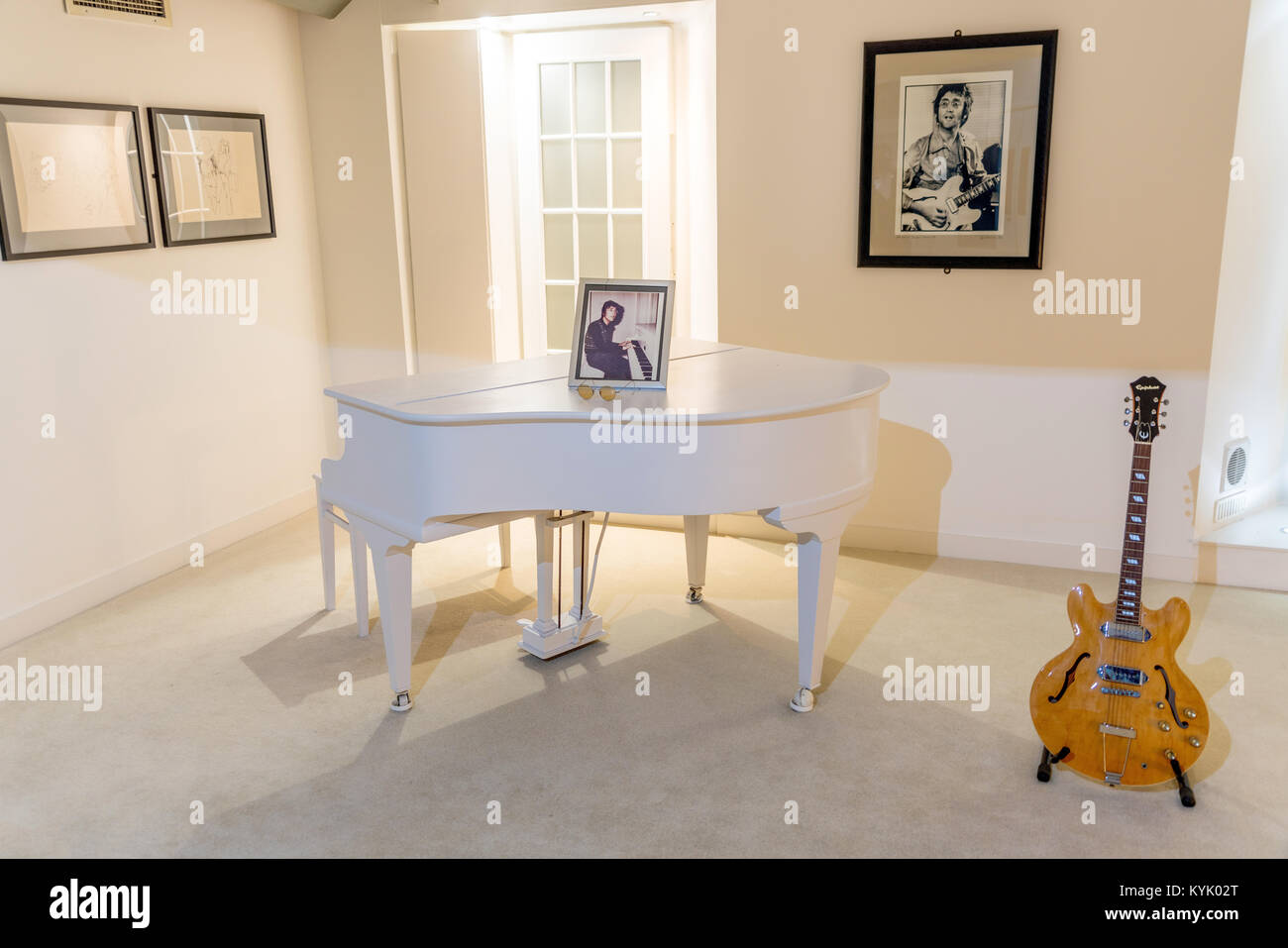 Beatles attractions hi-res stock photography and images - Alamy