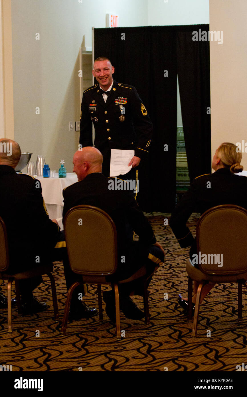 Kentucky national guard recruiting and retention hi-res stock ...