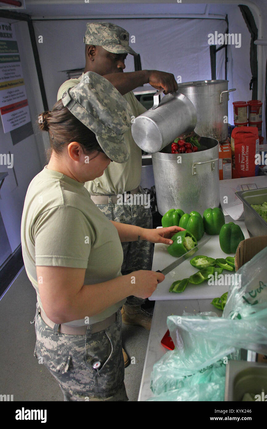 Soldiers with the 2112th Mess Team compete in the Department of the ...