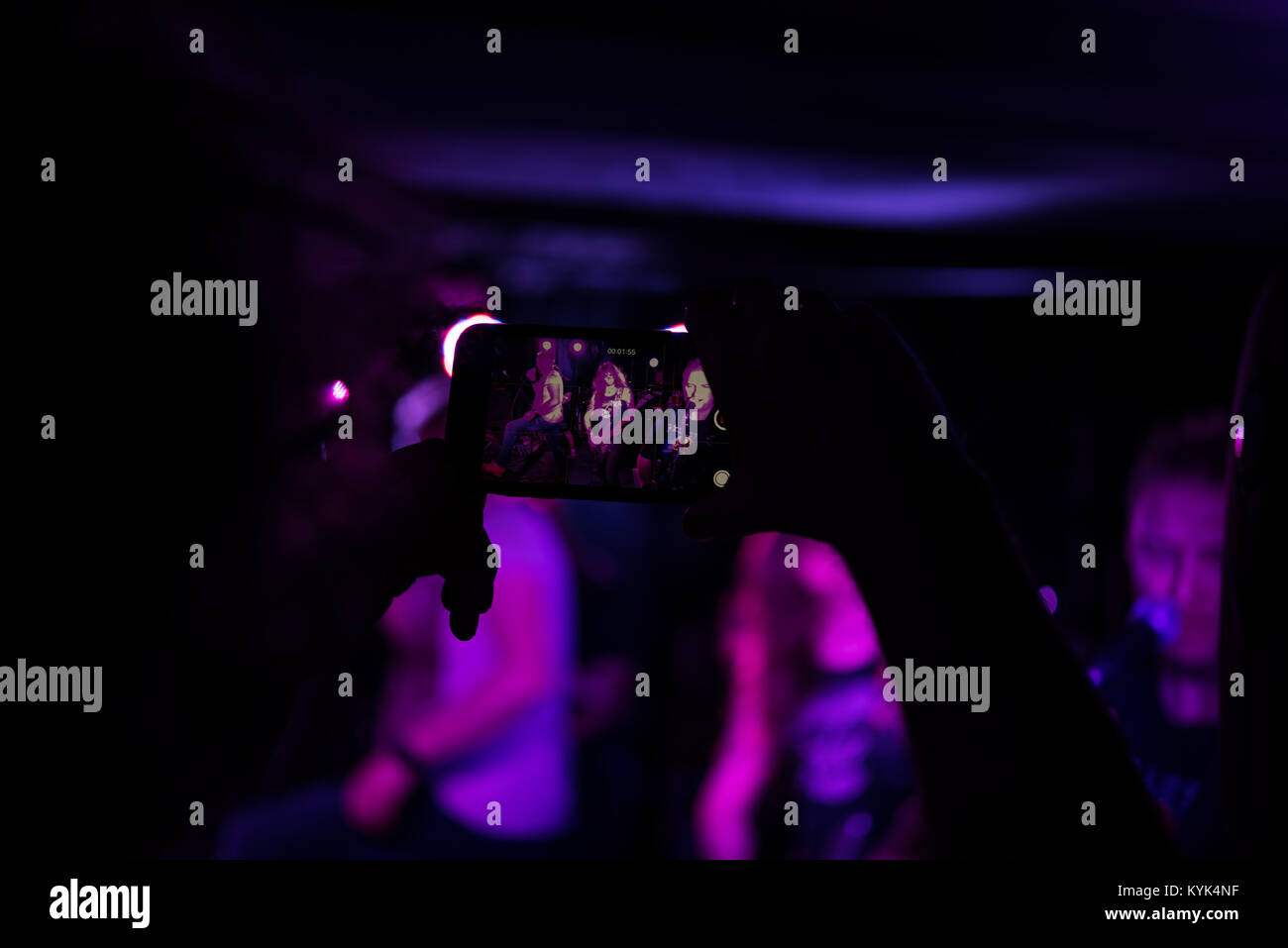 Audience recording live performance with smartphone Stock Photo - Alamy