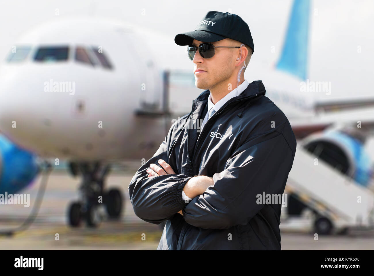 Airline security guard hi-res stock photography and images - Alamy