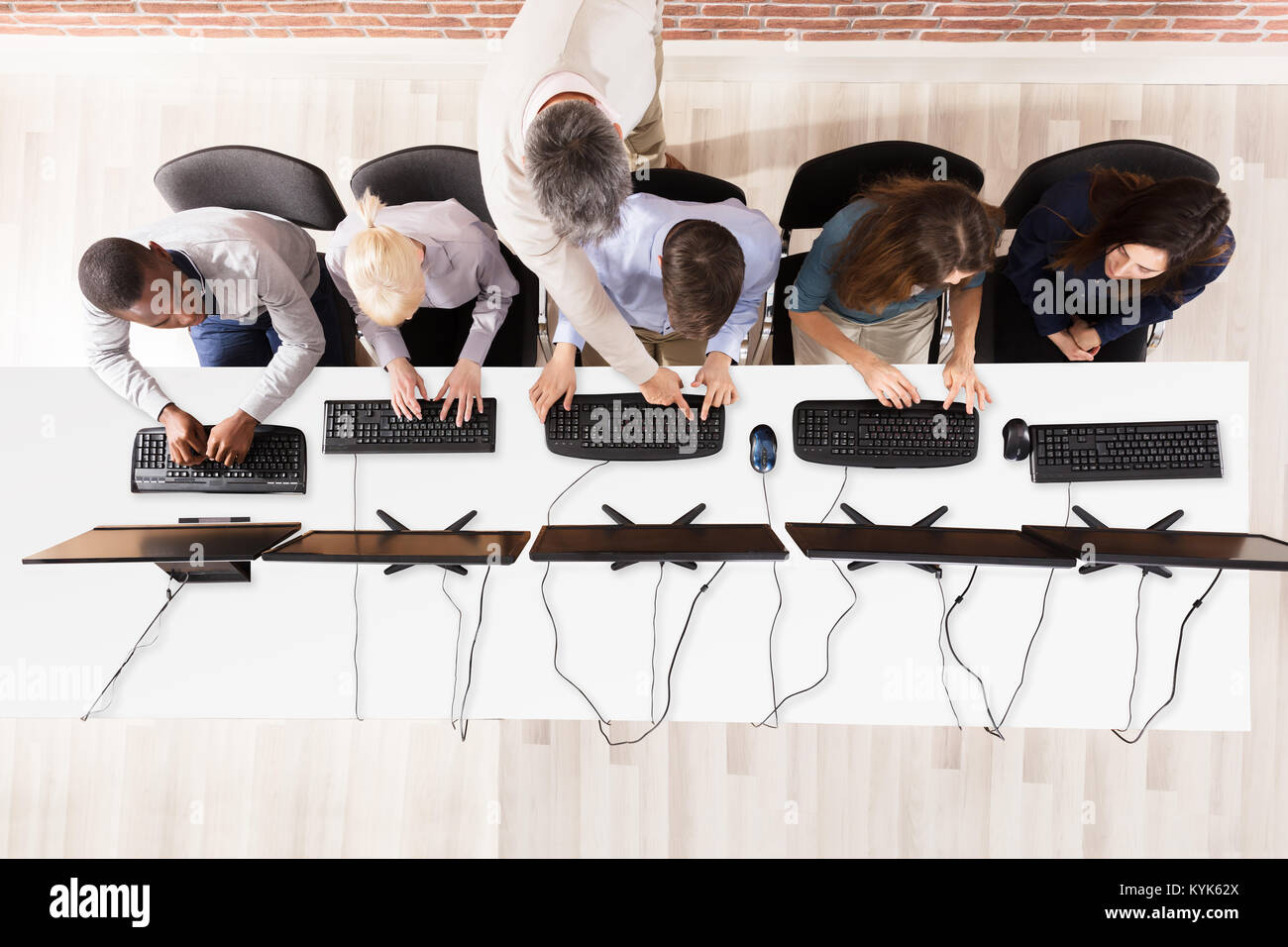 College students computer class hi-res stock photography and images - Alamy