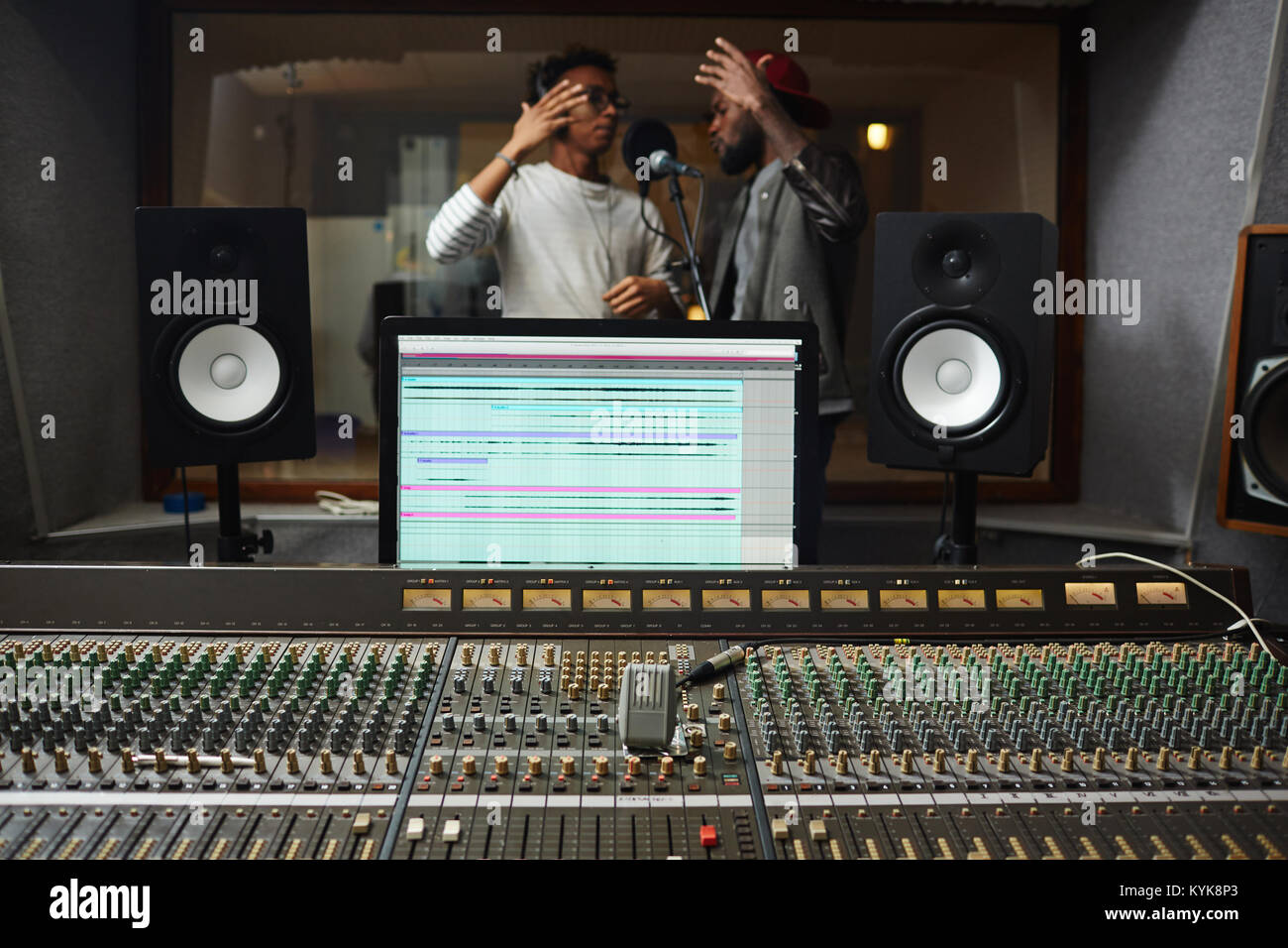 Recording studio singing hi-res stock photography and images - Alamy