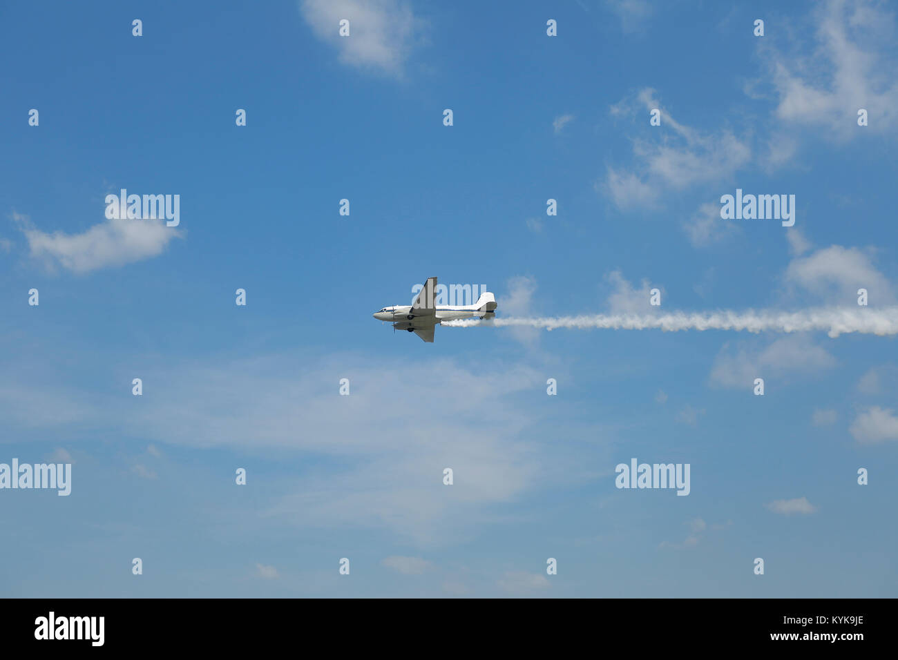 Smoking plane engine hi-res stock photography and images - Alamy