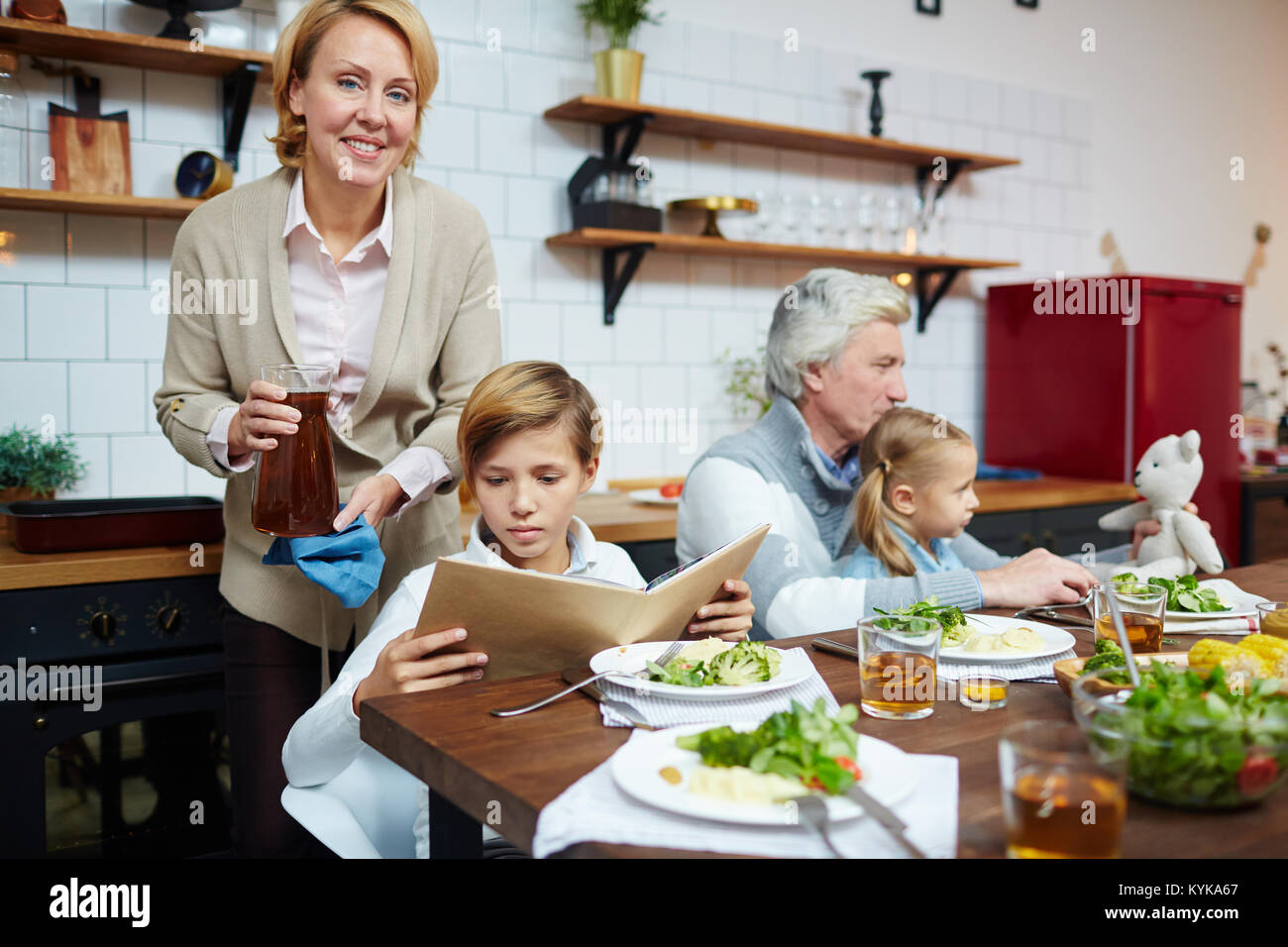 Family in the kitchen Stock Photo - Alamy