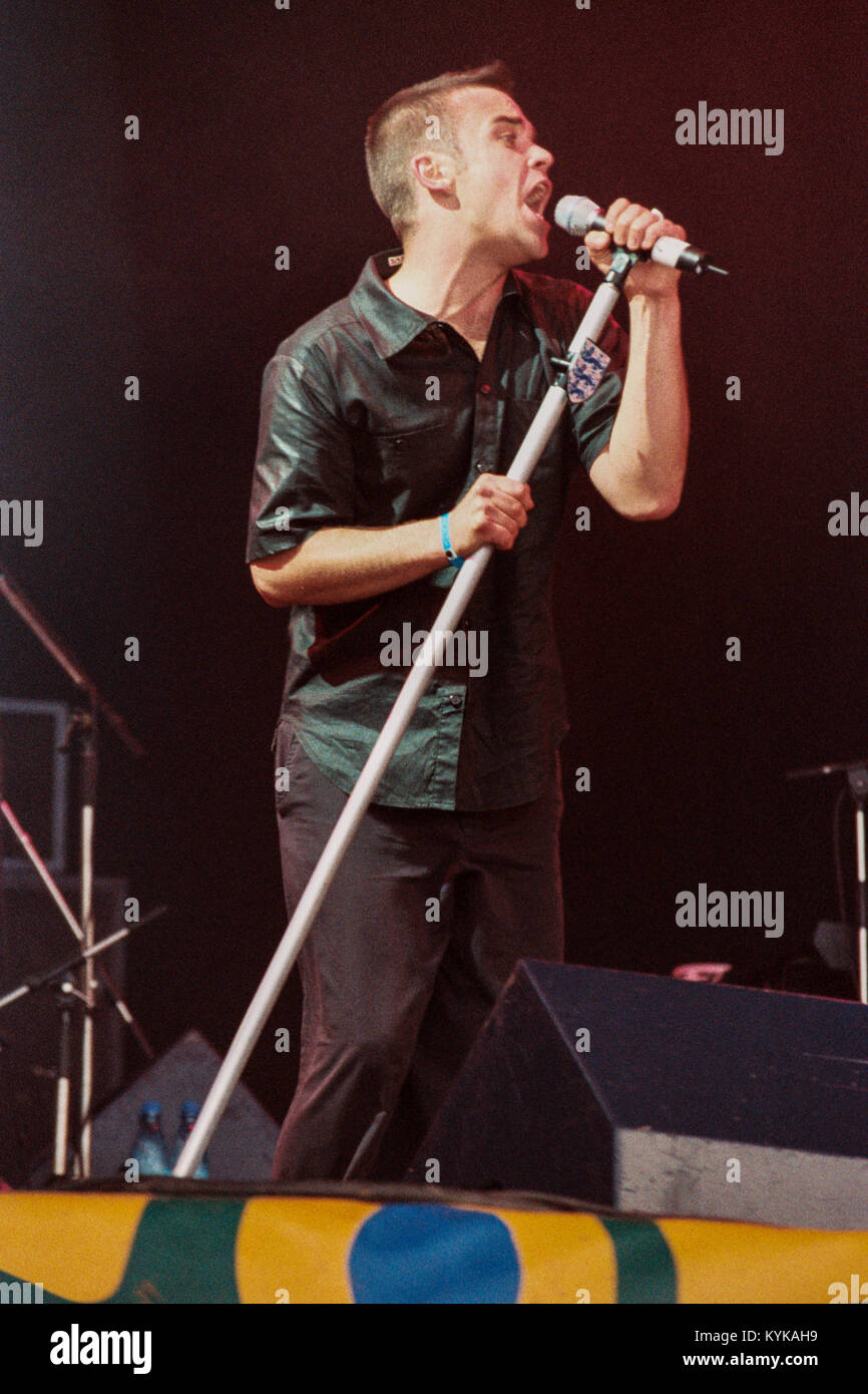 Robbie williams live 1998 hi-res stock photography and images - Alamy