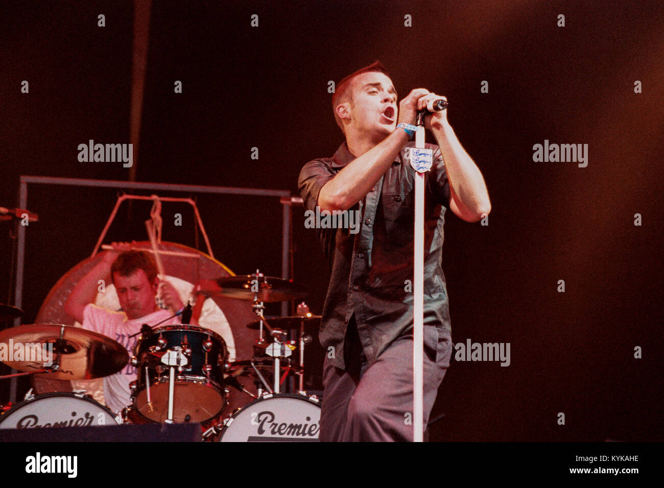 Robbie williams live 1998 hi-res stock photography and images - Alamy