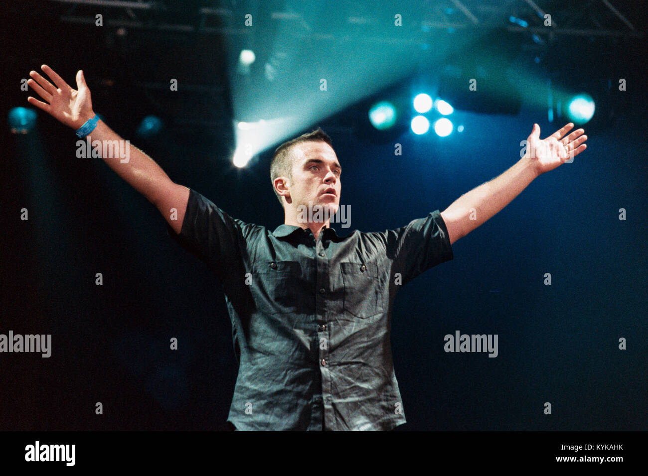Robbie williams early hi-res stock photography and images - Alamy