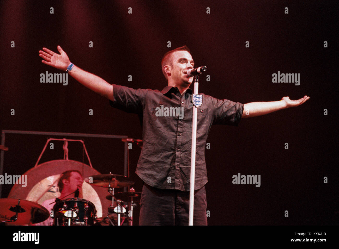 Singer robbie williams on stage hi-res stock photography and images - Alamy