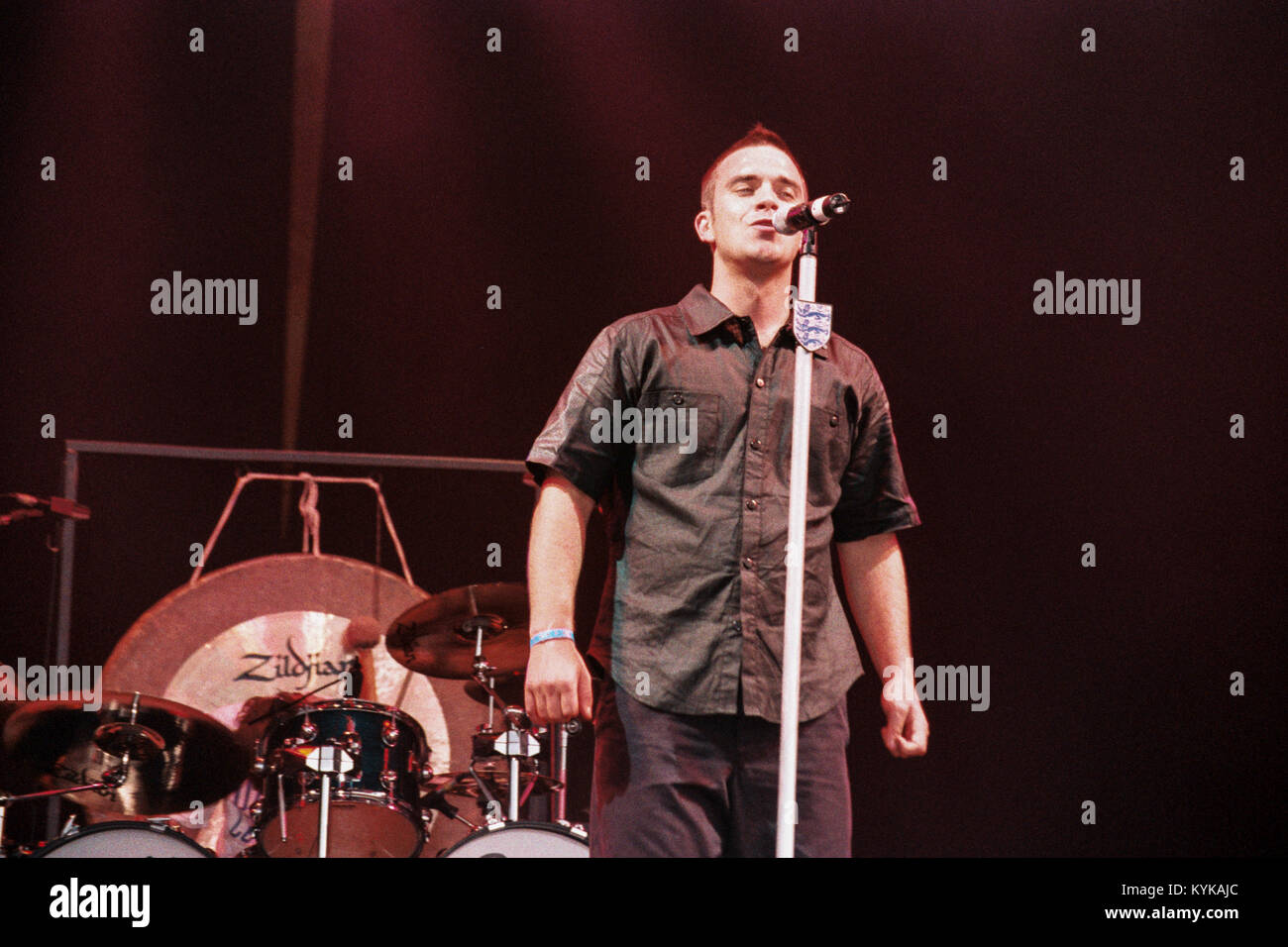 Glastonbury 1998 robbie williams hi-res stock photography and images ...