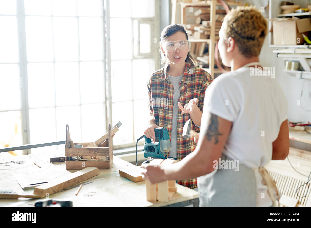 Work talk hi-res stock photography and images - Alamy