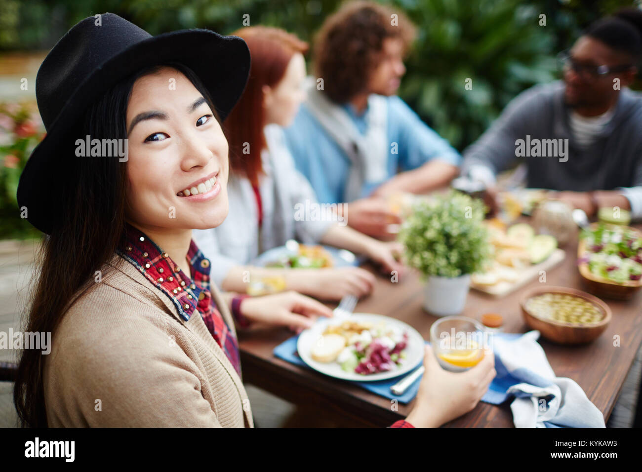 Friendly girl hi-res stock photography and images - Alamy