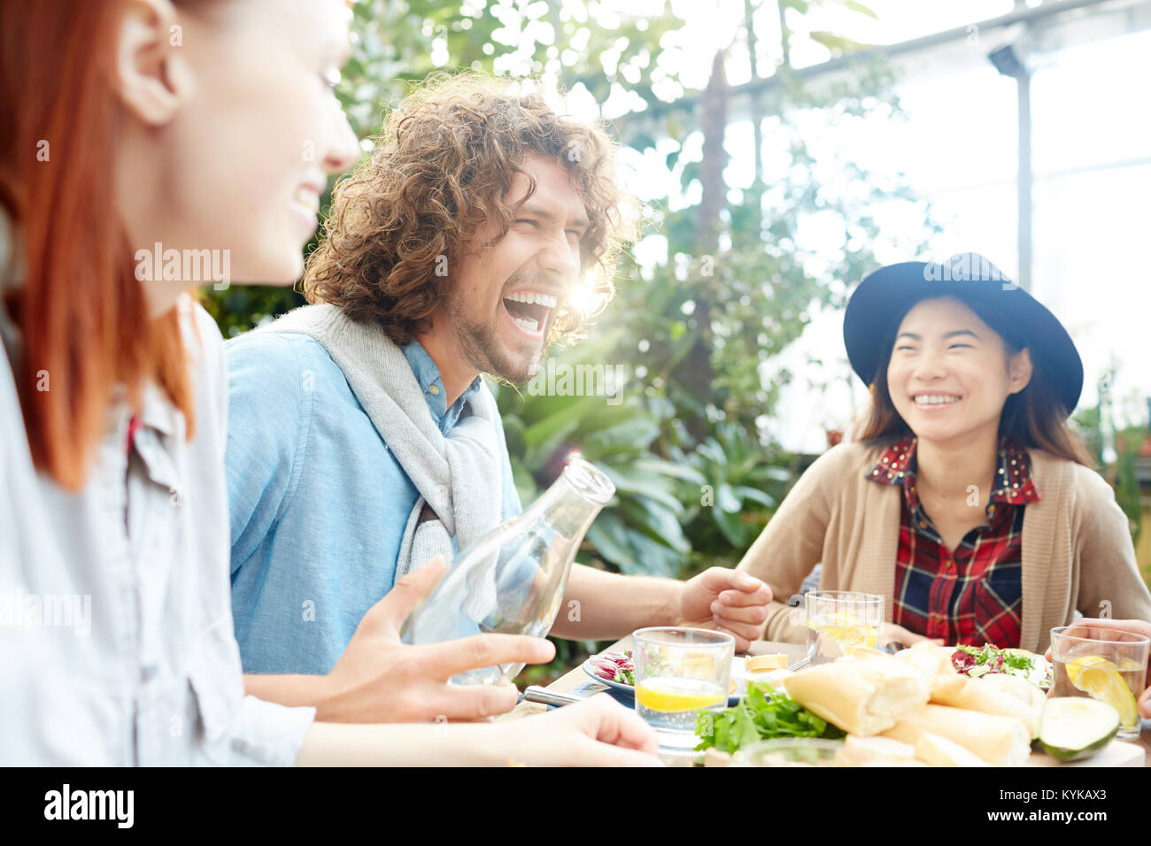 Girl talk food hi-res stock photography and images - Alamy