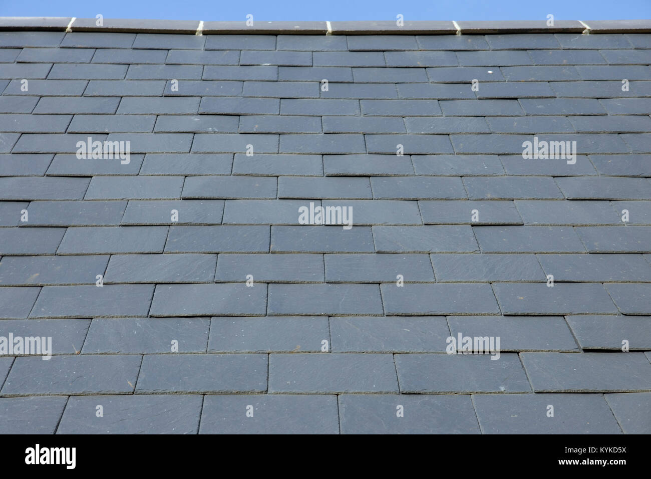 Slate roof tile pattern full frame background close up Stock Photo - Alamy