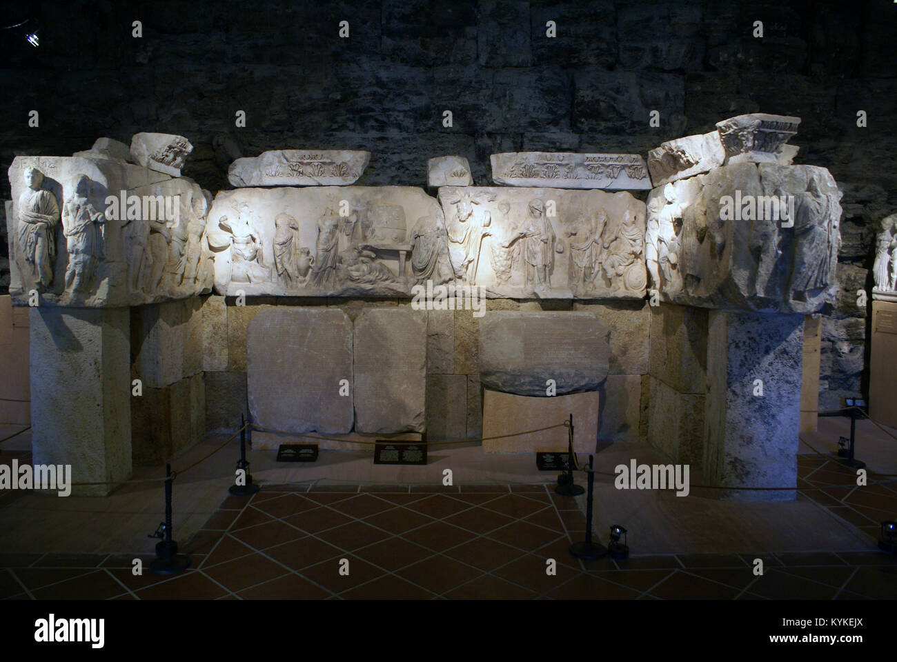 Marble statues and blocks in Hierapolis, Turkey Stock Photo - Alamy