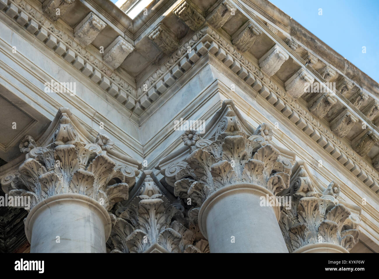 Dentil moldings hi-res stock photography and images - Alamy