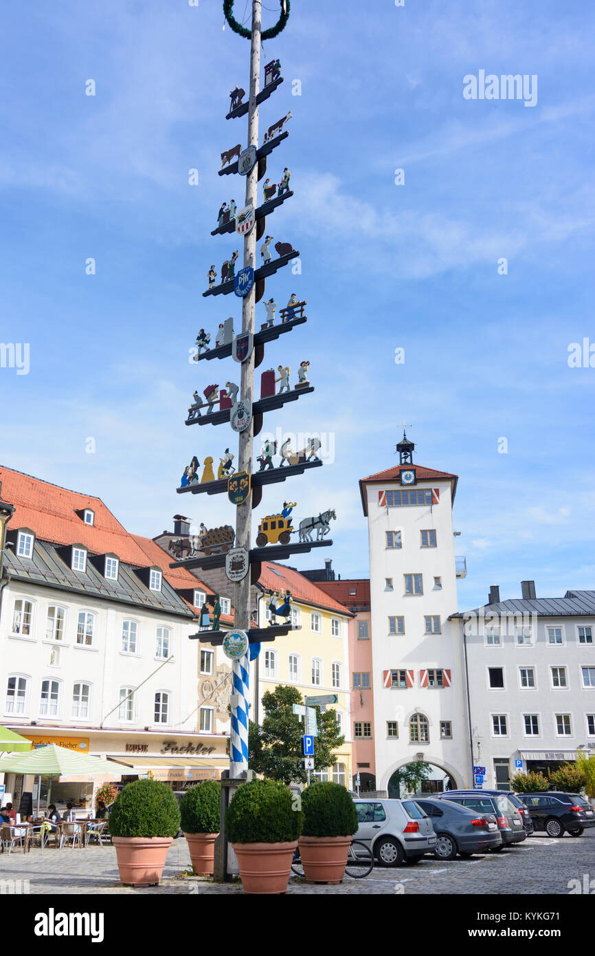 Traunstein: square Stadtplatz, tower Jacklturm, maypole, Oberbayern ...