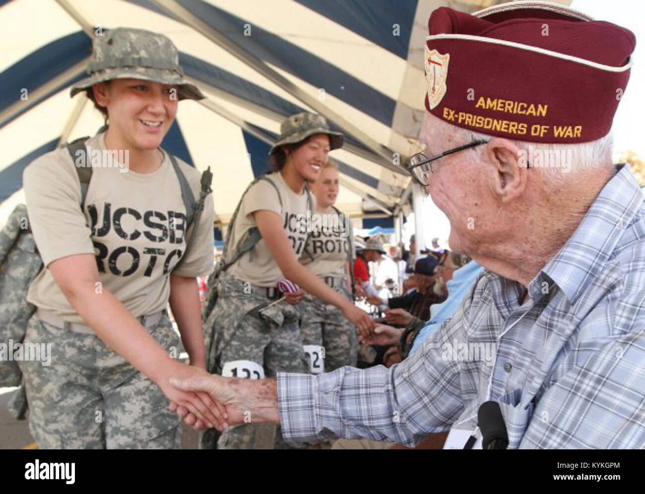 U.S. Army National Guard lady soldiers meet prisoner of war veteran ...