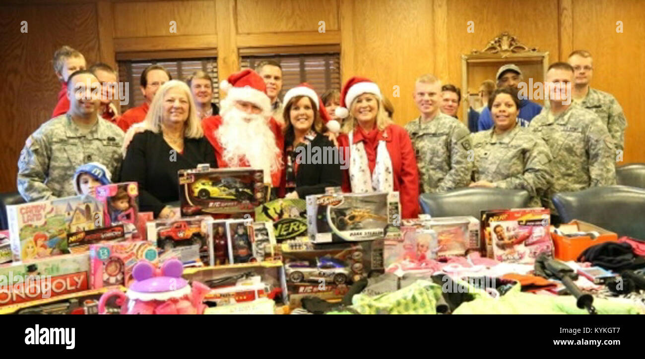 US military National Guard helping kids at Christmas Stock Photo - Alamy