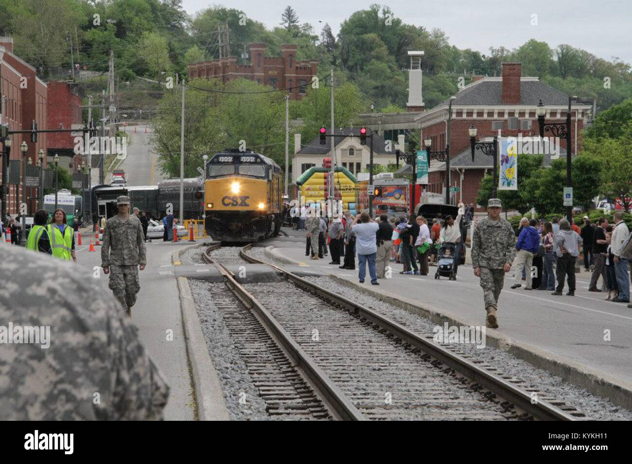US Army National Guard urban patrol Stock Photo - Alamy