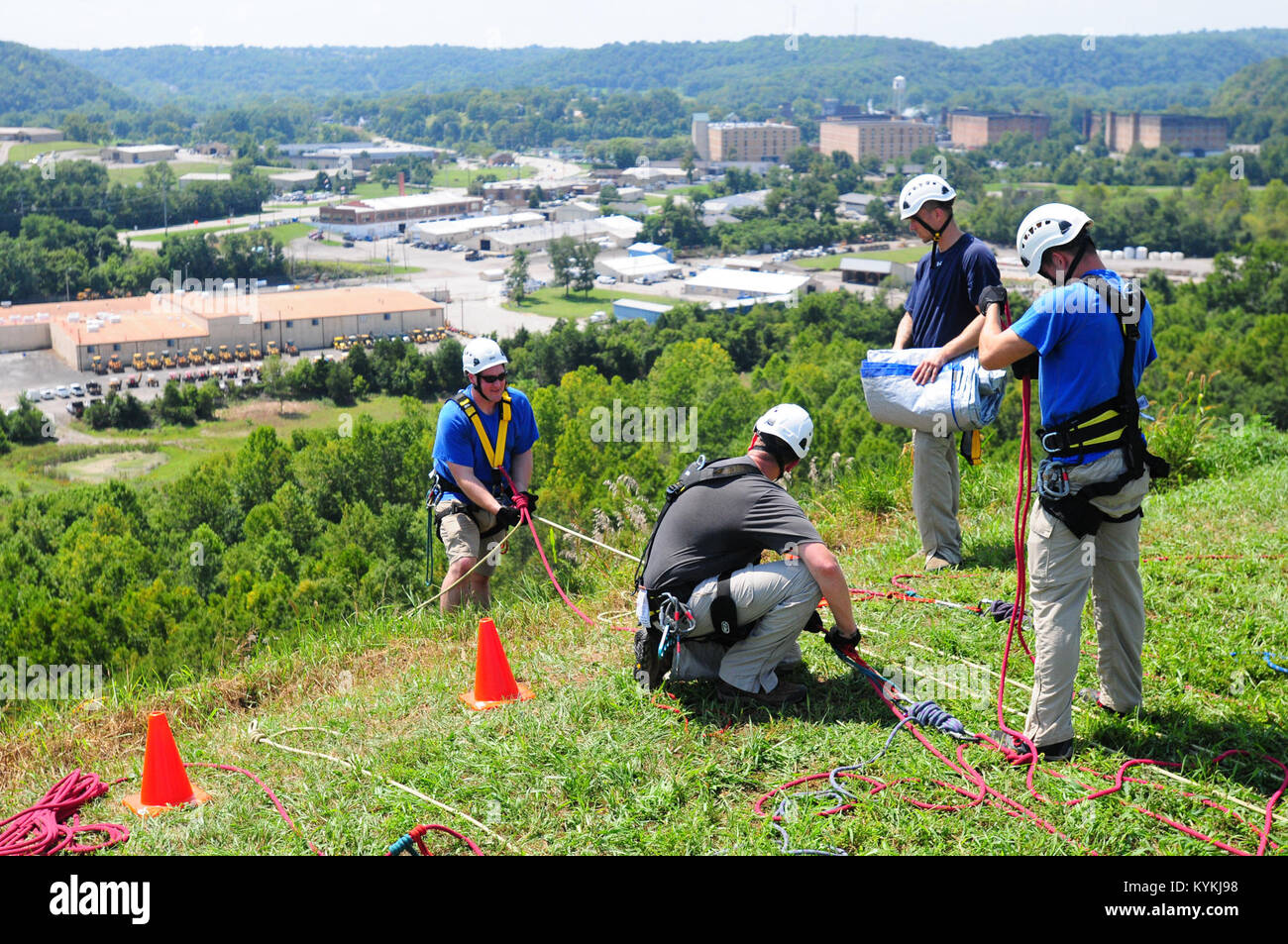 Soldiers and Airmen of the 41st Civil Support Team train on technical ...